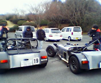 ↑写真に写ってる車が今回の参加者です